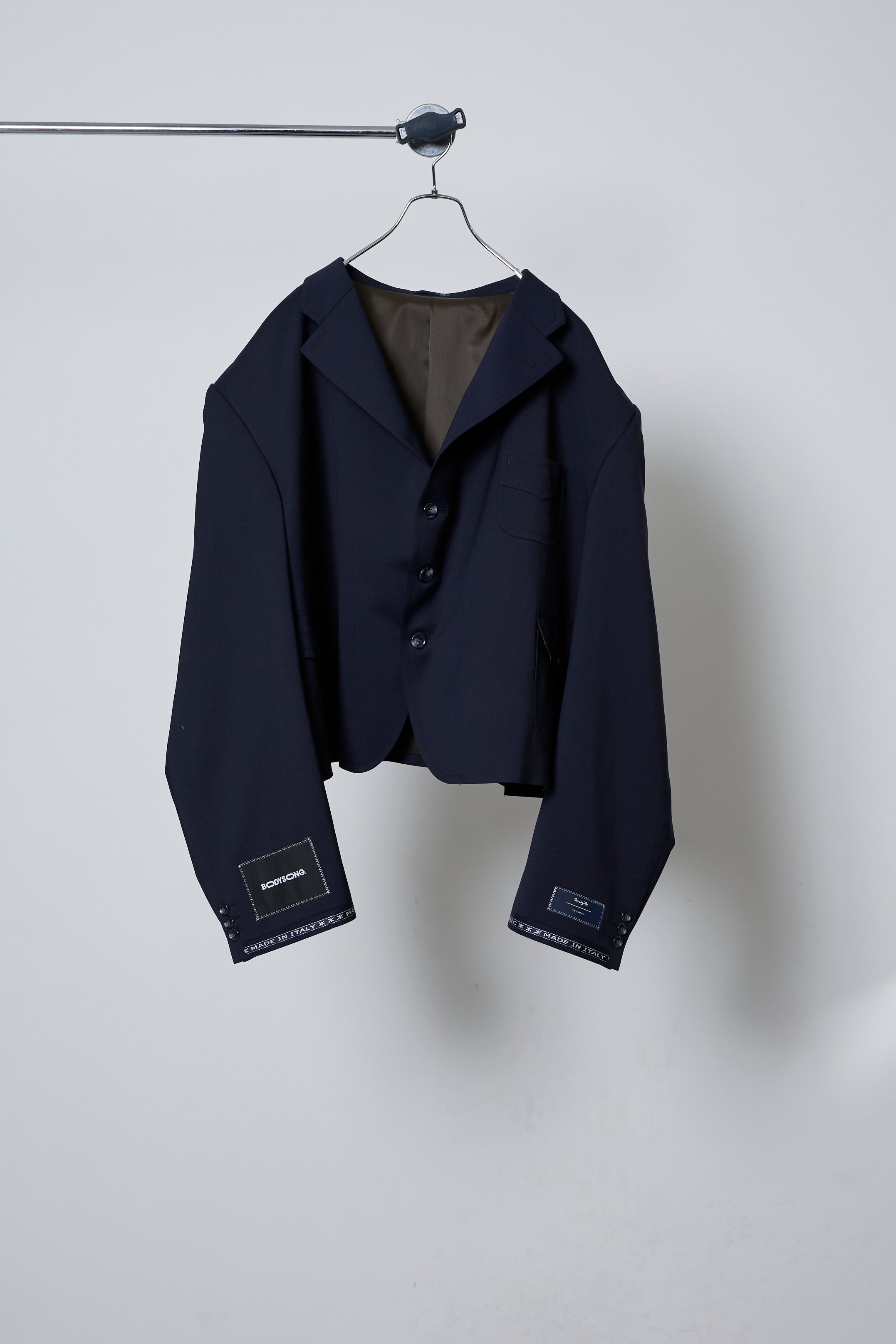 ROUND SILHOUETTE SHORT JACKET LUXE – BODYSONG. ONLINE STORE